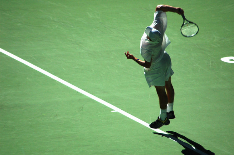 Frapper fort au service avec ces 5 astuces - Blog Tennis Concept