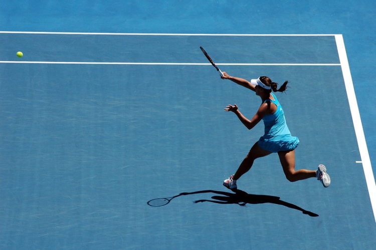 Frapper fort un coup droit de tennis lifté : 3 astuces (vidéo)