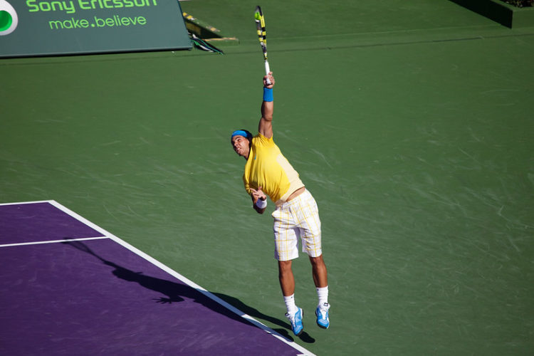 Lancer de balle au service : 6 astuces pour bien démarrer