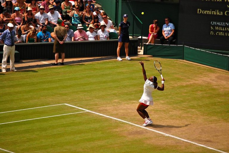 Lancer de balle au service : 6 astuces pour bien démarrer